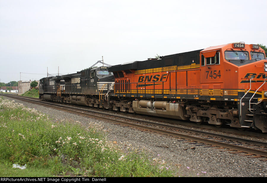 BNSF 7574 on NS 34A